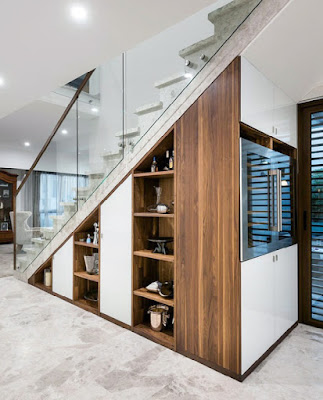 Regal für unter die Treppe