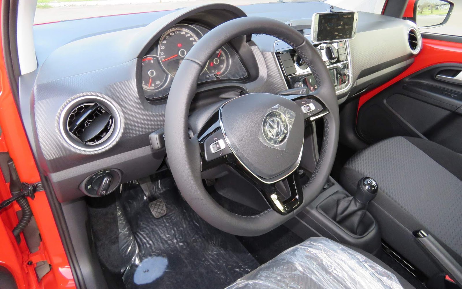 Vídeo: Volkswagen Up! 2018 - versão Move TSI em detalhes