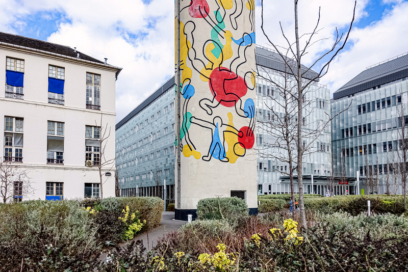 Paris : Tour Keith Haring, le totem pop art de l'Hôpital Necker Enfants ...