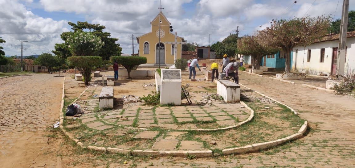 Prefeitura de Jaguarari inicia reforma de praças na localidade de ...