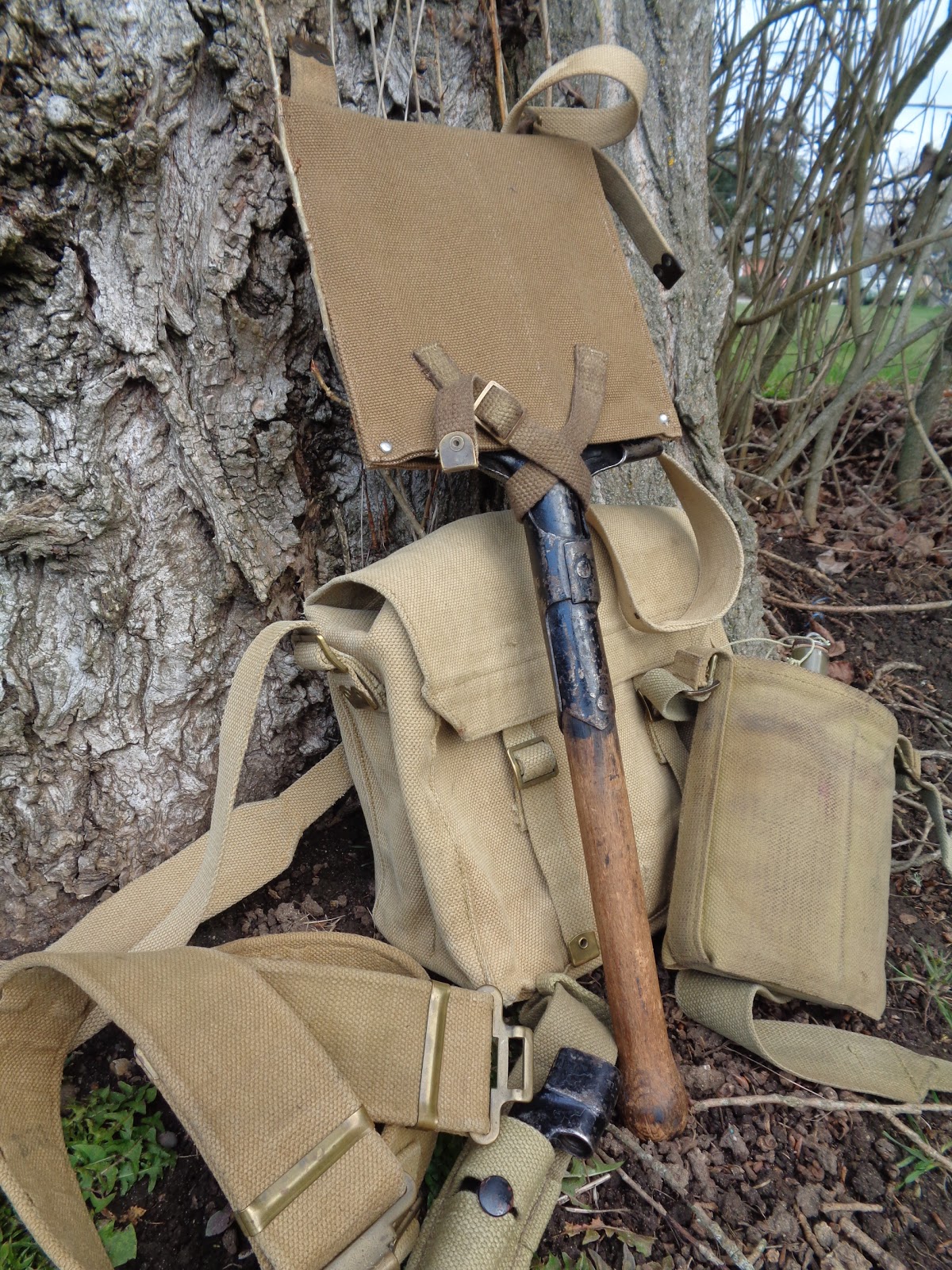 Four Bees: British Pattern 1939 Entrenching Tool, Shovel Spade, 1940 ...