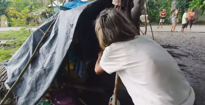 Mag-asawang matanda na nakatira sa sirang tent, kinalimutan na raw ng ... Mag-asawang matanda na nakatira sa sirang tent, kinalimutan na raw ng ...