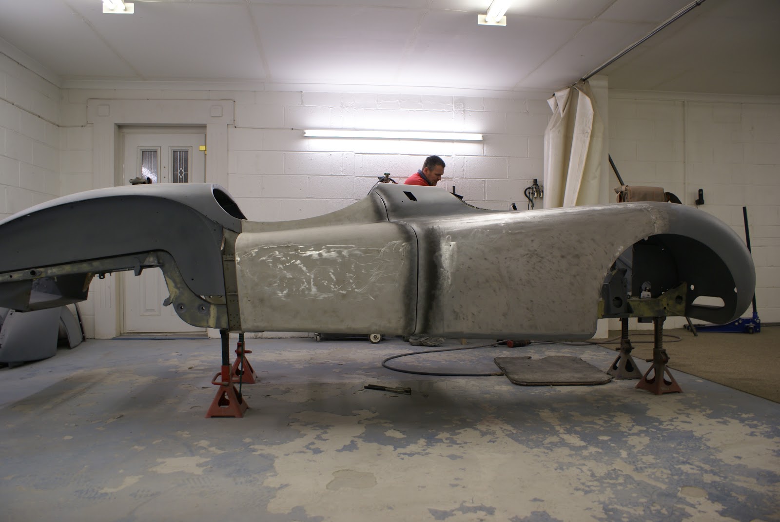 Bobs XK120 Restoration: POST 21 - JANUARY 2012 - BARE METAL RESPRAY ...