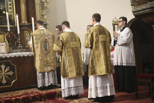 RORATE CÆLI: “Two ‘Forms’ of the Roman Rite: Liturgical Fact or ...