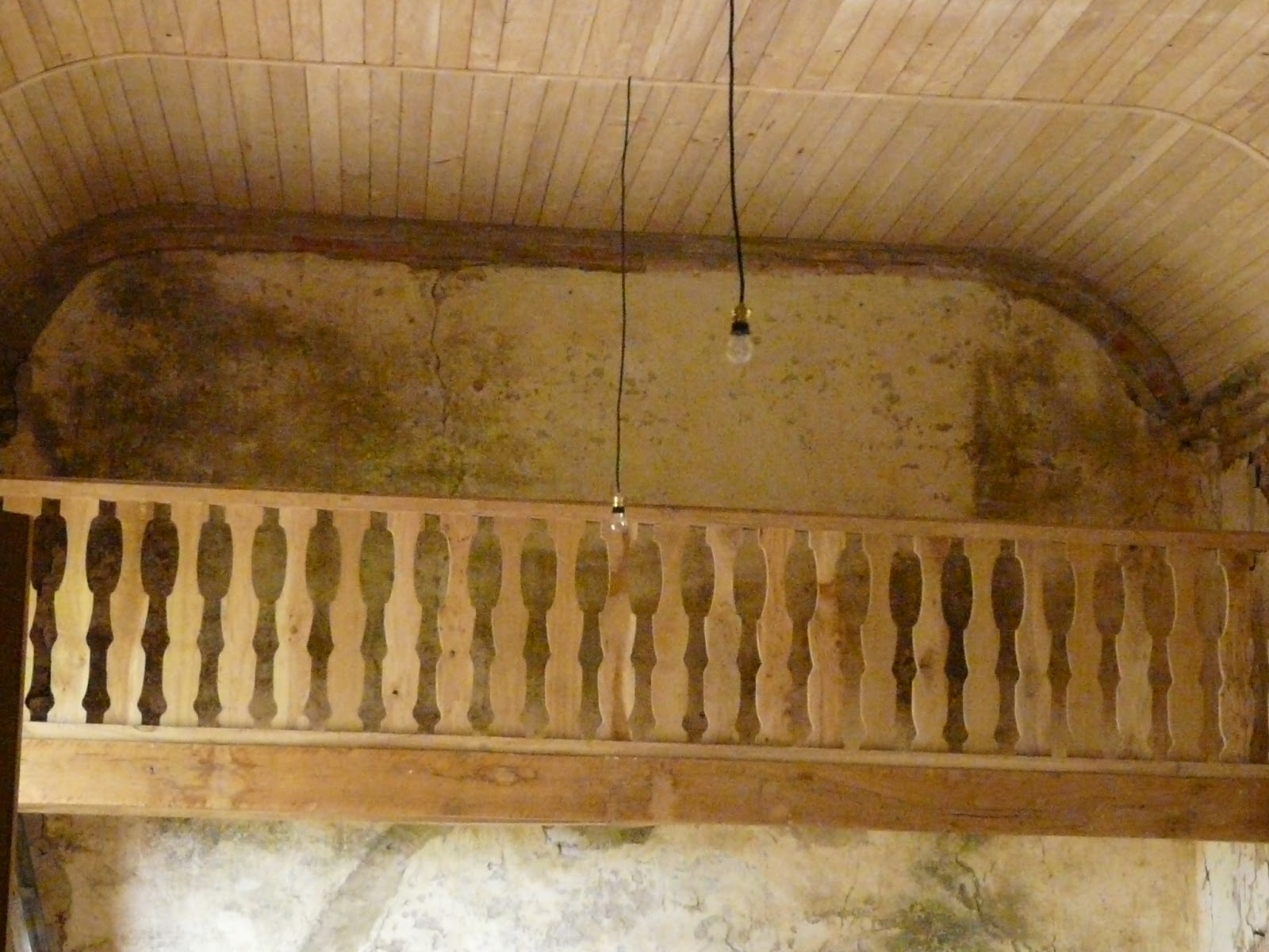 Sauvetage de l'église de St Pierre du Puy: La rambarde est posée.... Qu ...