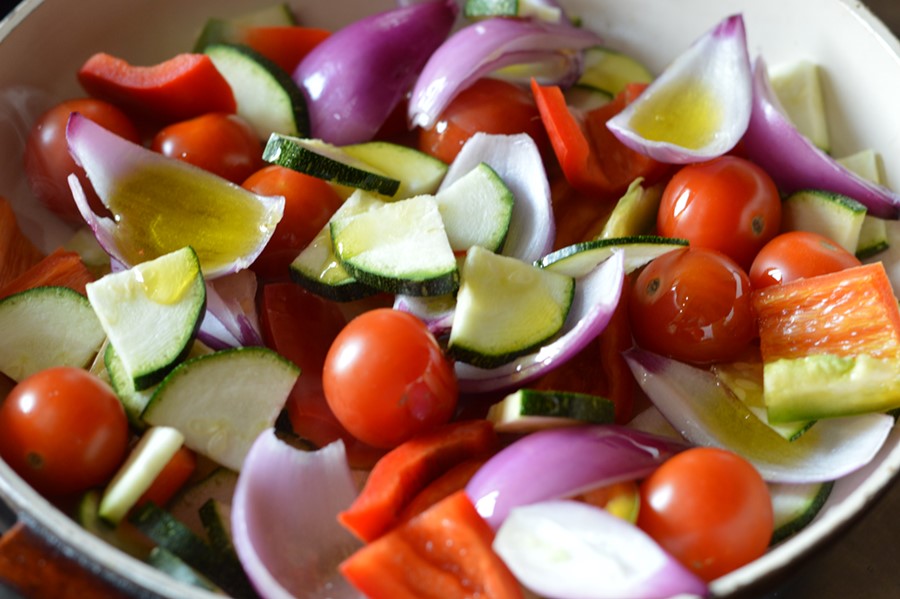 Lavrac (lup/biban de mare) cu legume, la tigaie - CAIETUL CU RETETE