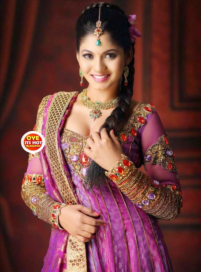 sizzling southern stars: Shruthi Reddy Hot Photos in Saree
