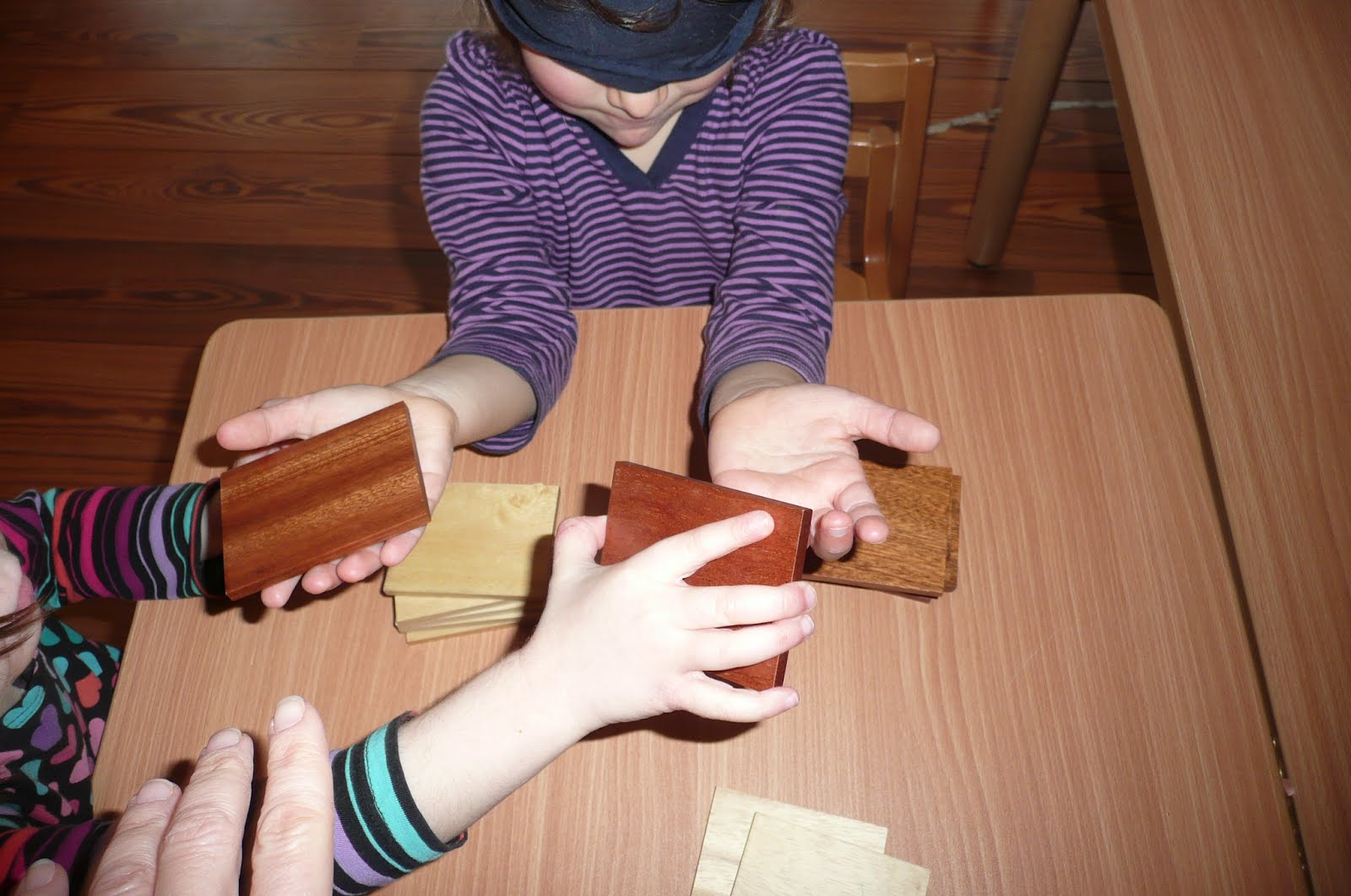 Montessori Teachings: Baric Tablets - Feeling the difference in Weight