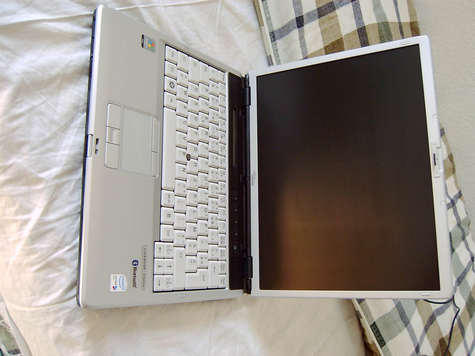 anti-widescreen: Business notebook Fujitsu Siemens Lifebook S7110