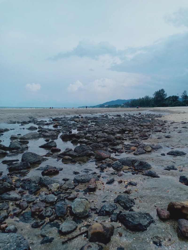 Uniknya Pantai Batu Hitam Kuantan Pahang - Cerita Ceriti Ceritu Mamapipie