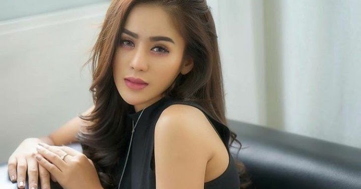 SELINGKUH DENGAN TETANGGAKU YANG SEMOK