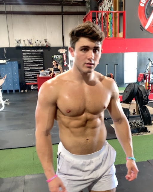 BODYBUILDER – CHASE CALVIT – Monday XYZ
