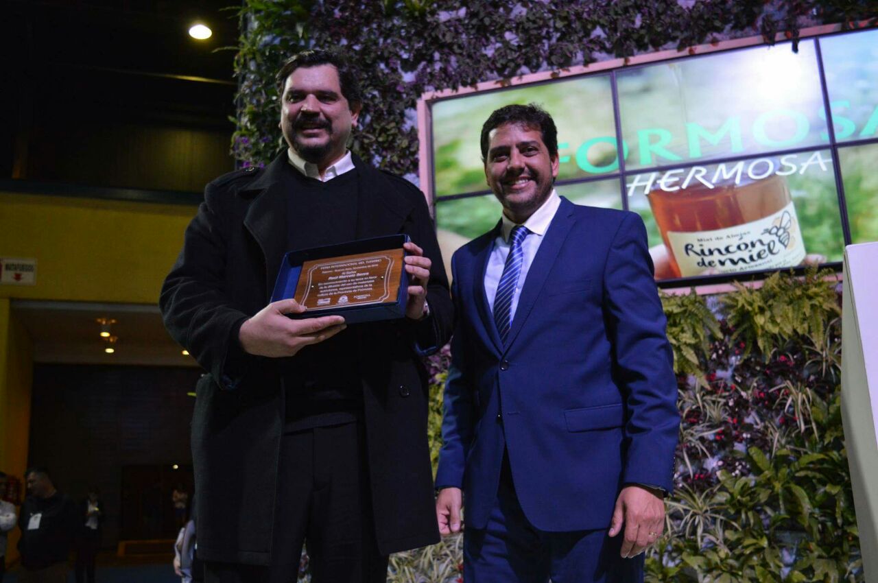 El ministro Fernández Patri distinguió al diseñador Marcelo Senra por ...