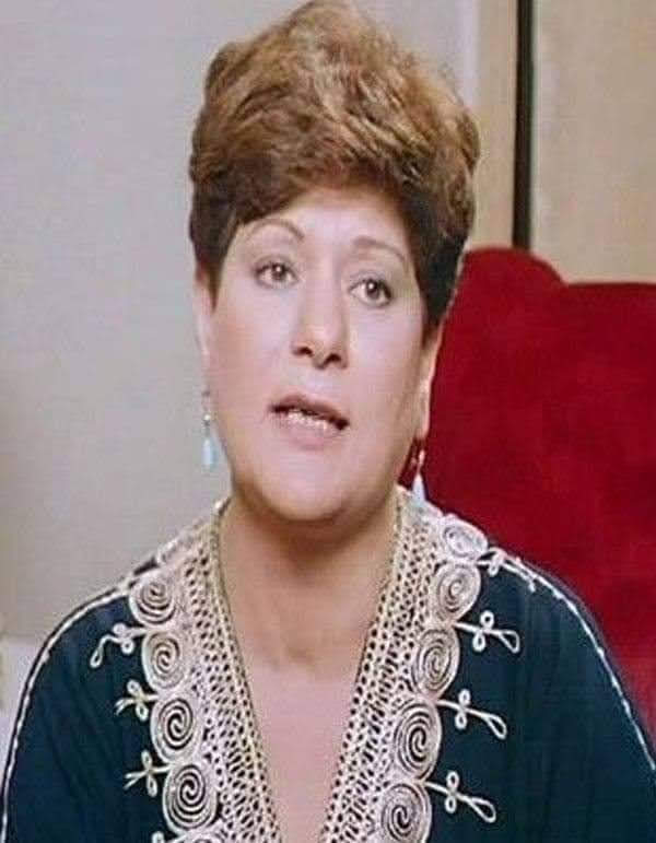 اشرف سيف فنان تربي في بيت فني ترك الهندسه بأمر من والدته وسبب ابتعاده عن الفن وأحدث ظهور له