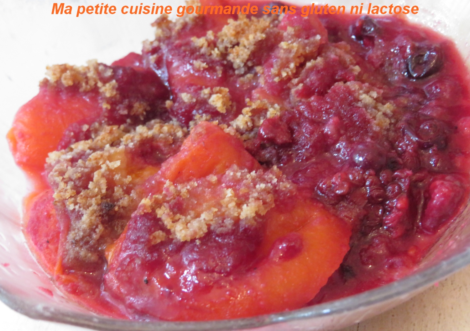 Crumble aux abricots, aux fruits rouges et à la noix de coco sans ...