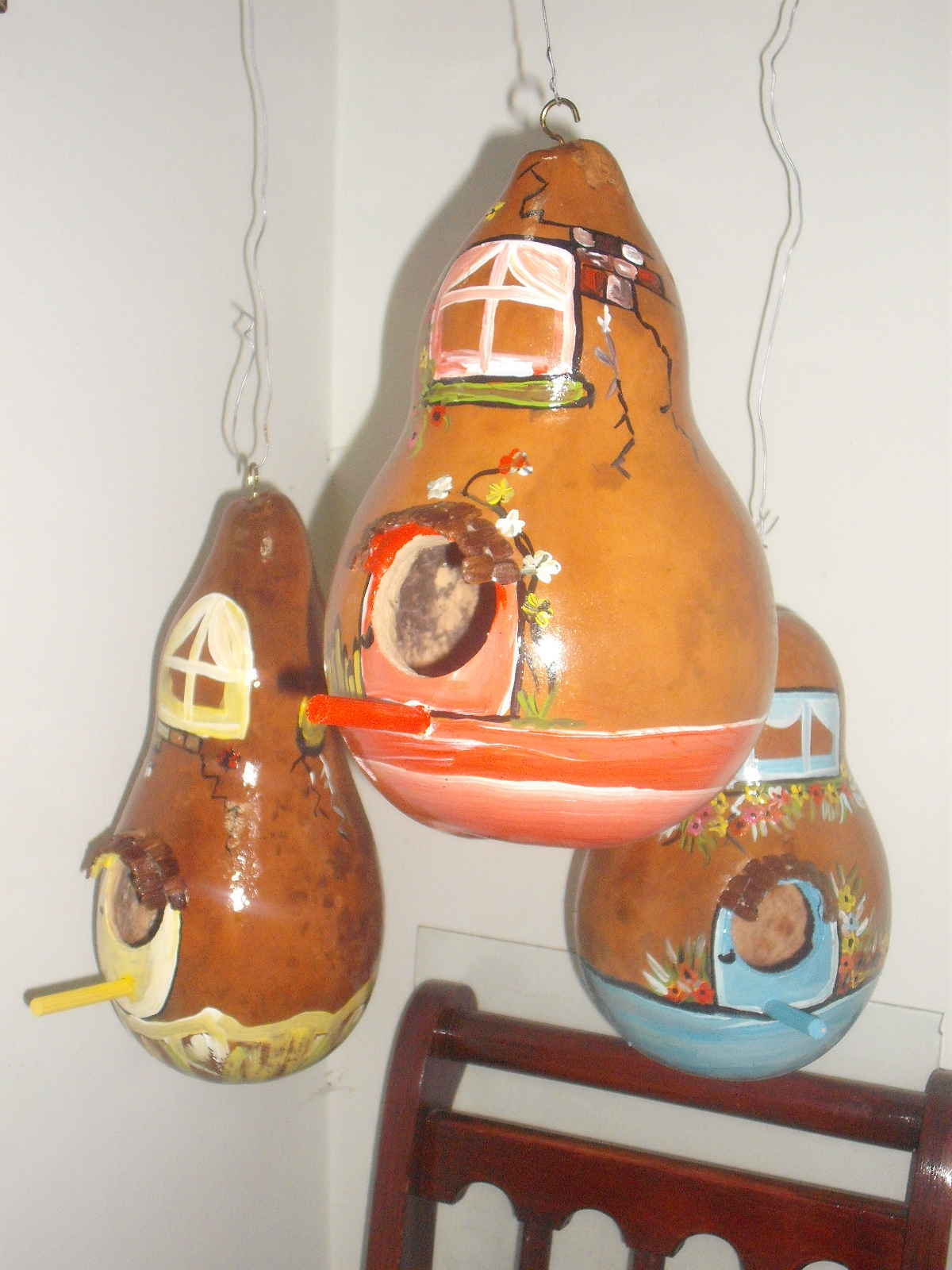 gbancco: artesanato feito em madeira e porongo.