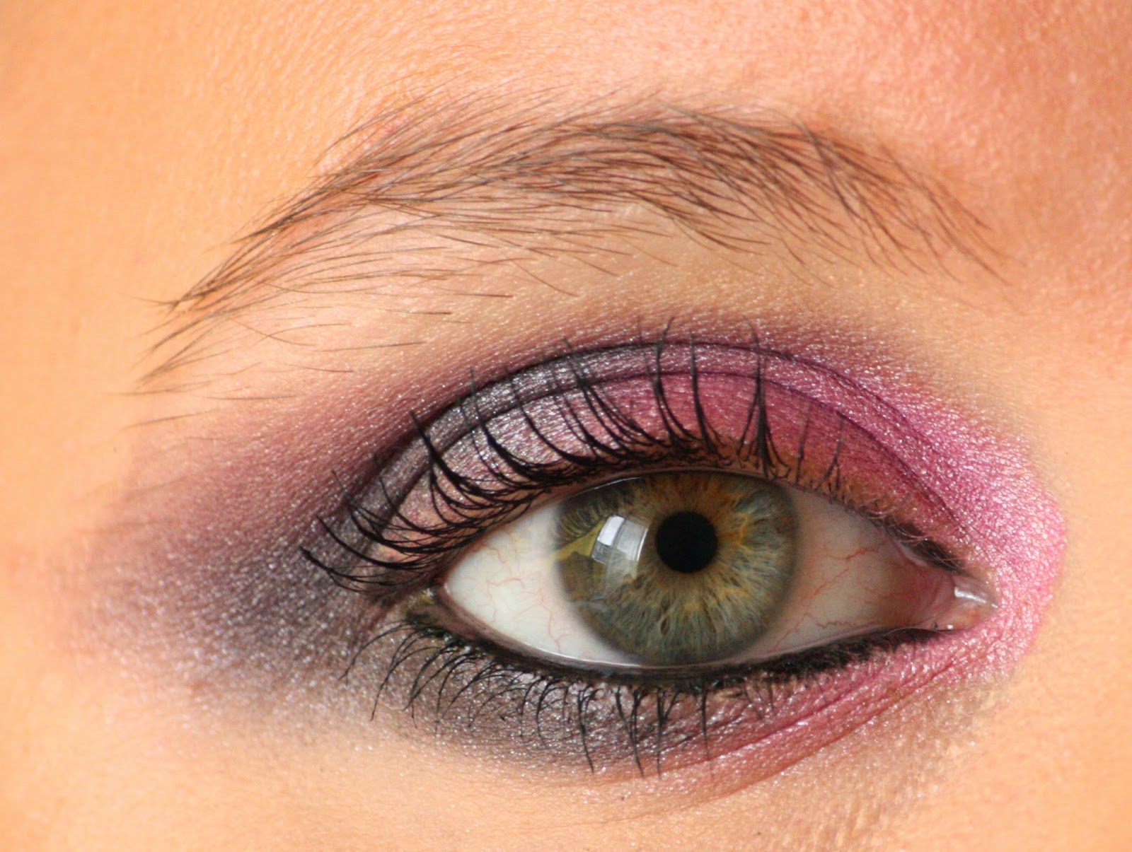 Die Zauberin Zebulon: Saturday Dark Gray & Fuchsia Eye MakeUp