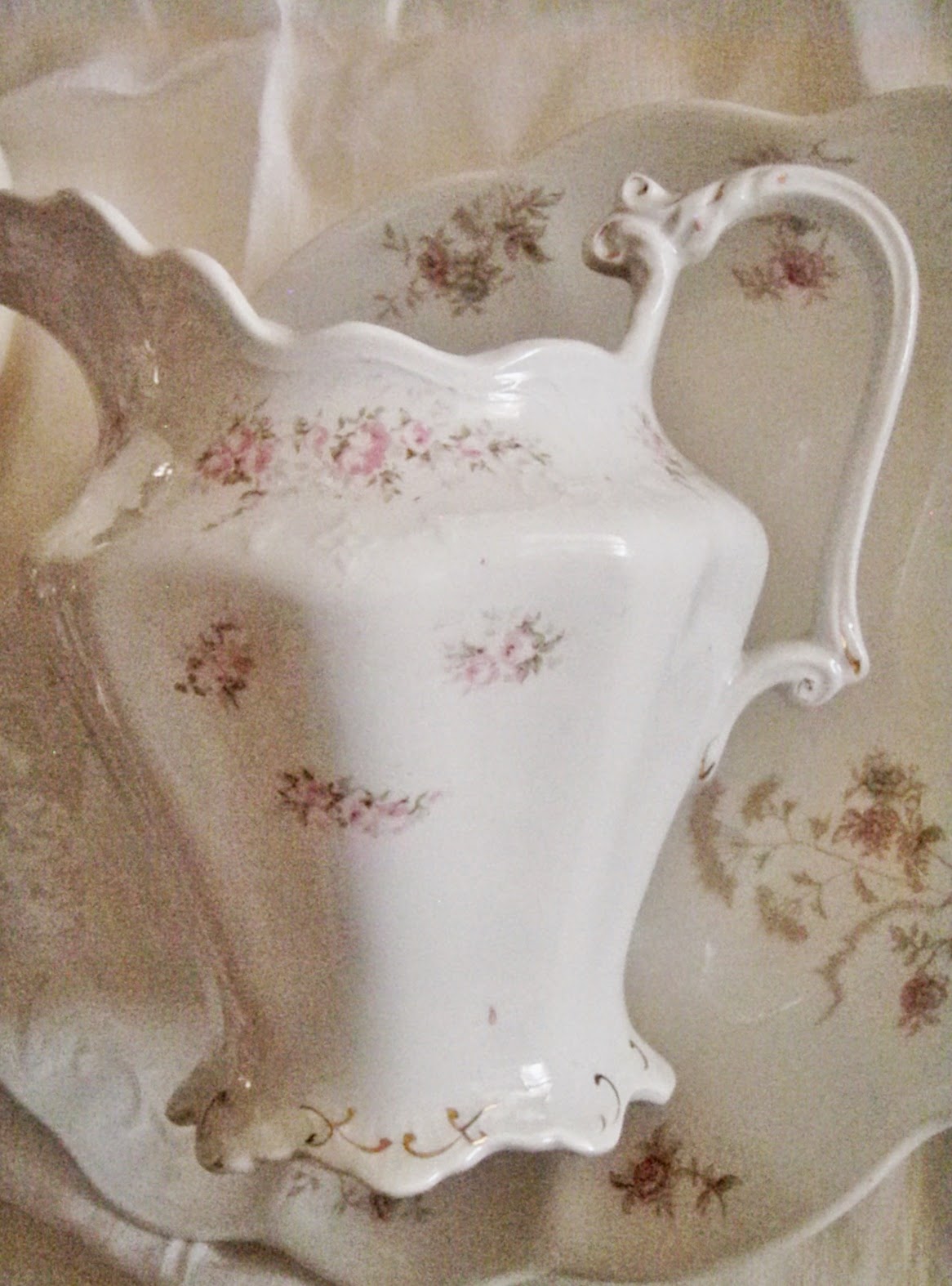 Cabin & Cottage : Charming Chippy China