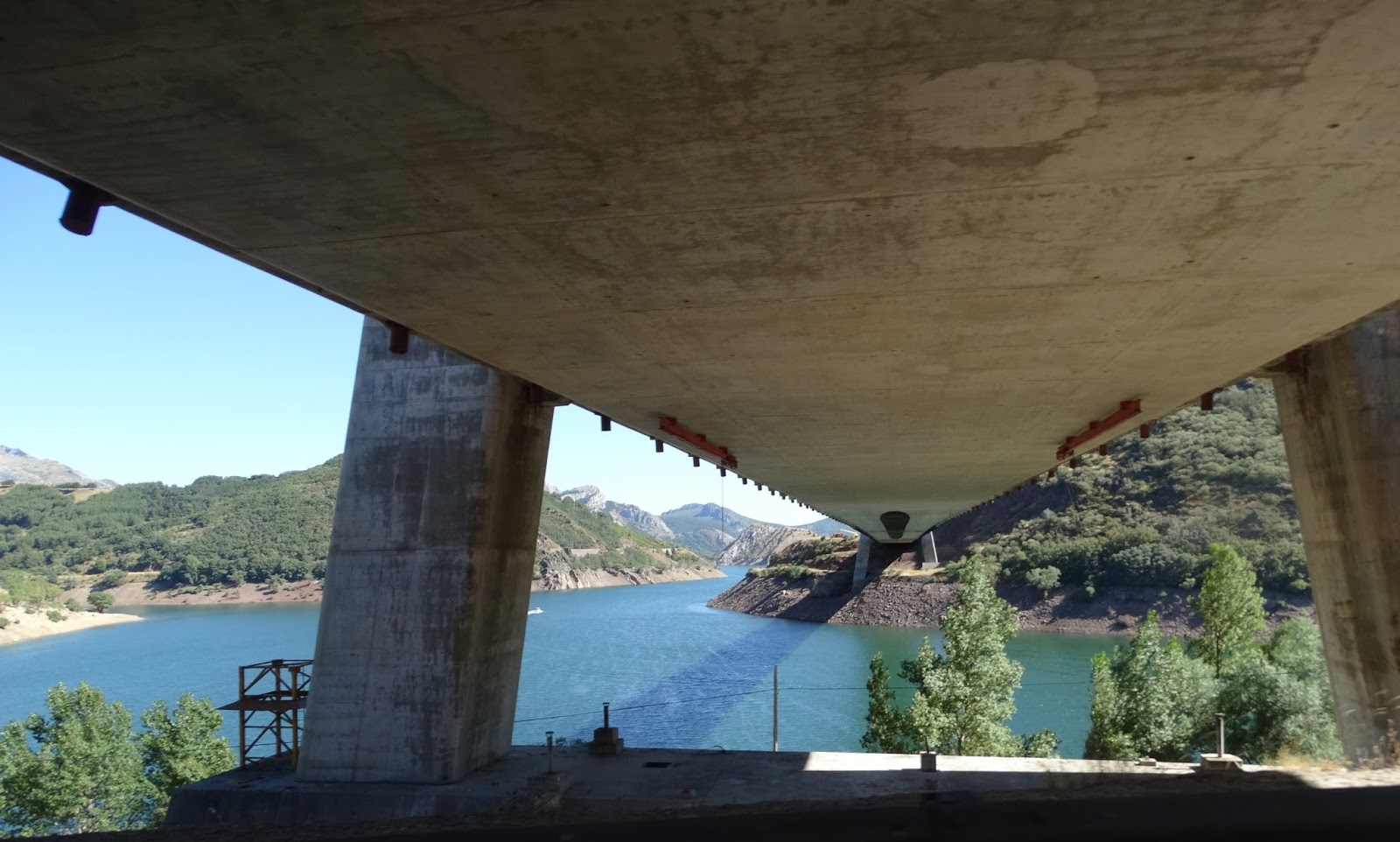 CAZANDO PUENTES: PUENTE DEL EMBALSE DE LOS BARRIOS DE LUNA