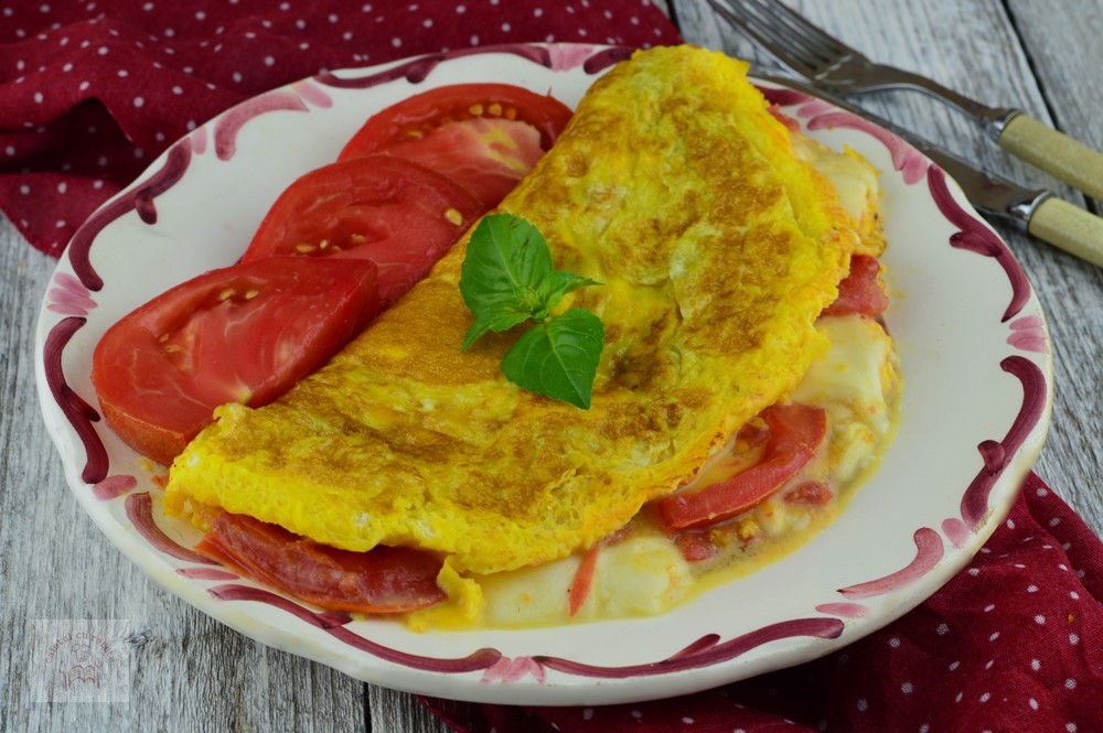 Omleta cu rosii si mozzarella - CAIETUL CU RETETE