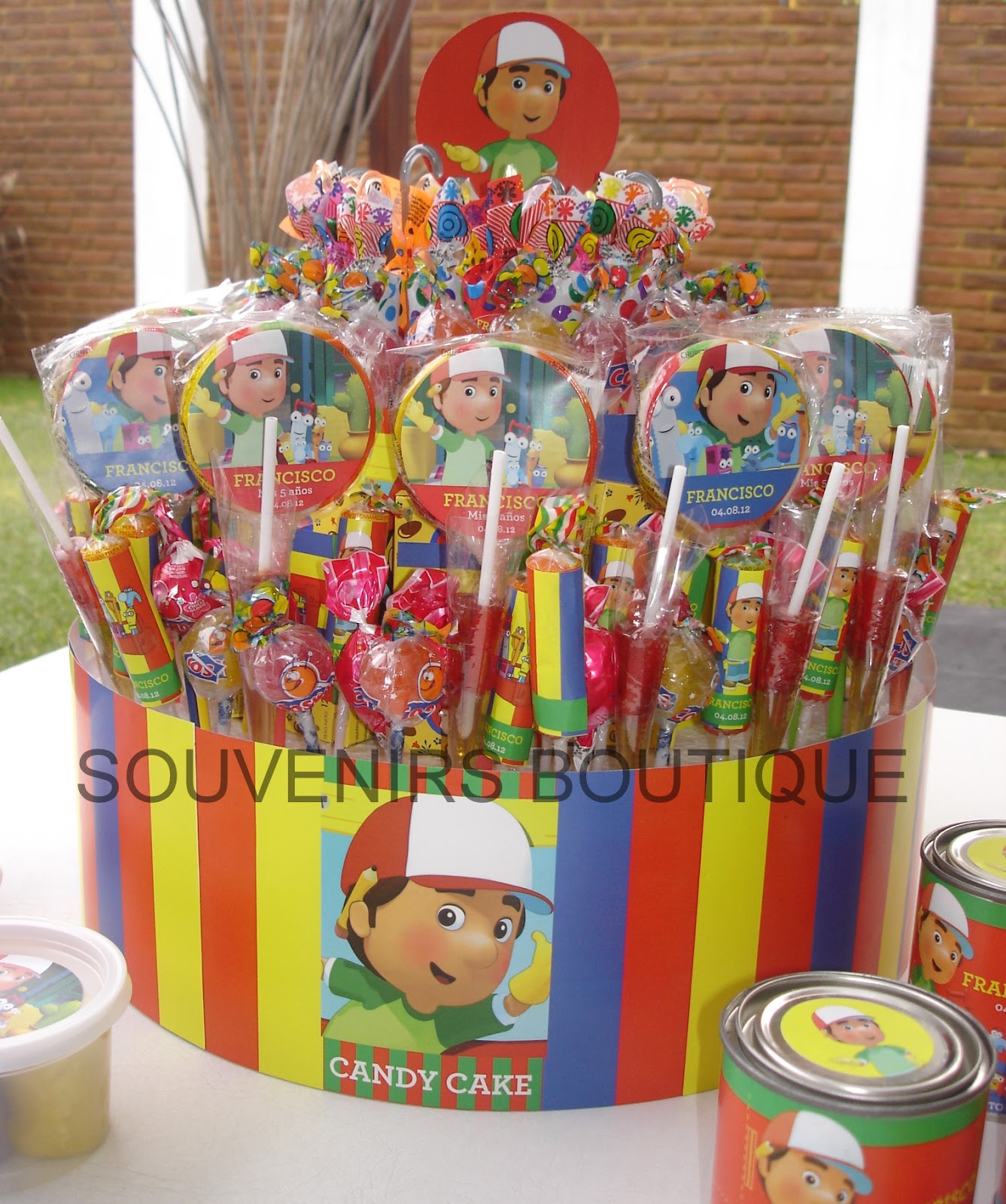 Souvenirs Boutique: Manny a la Obra!!!