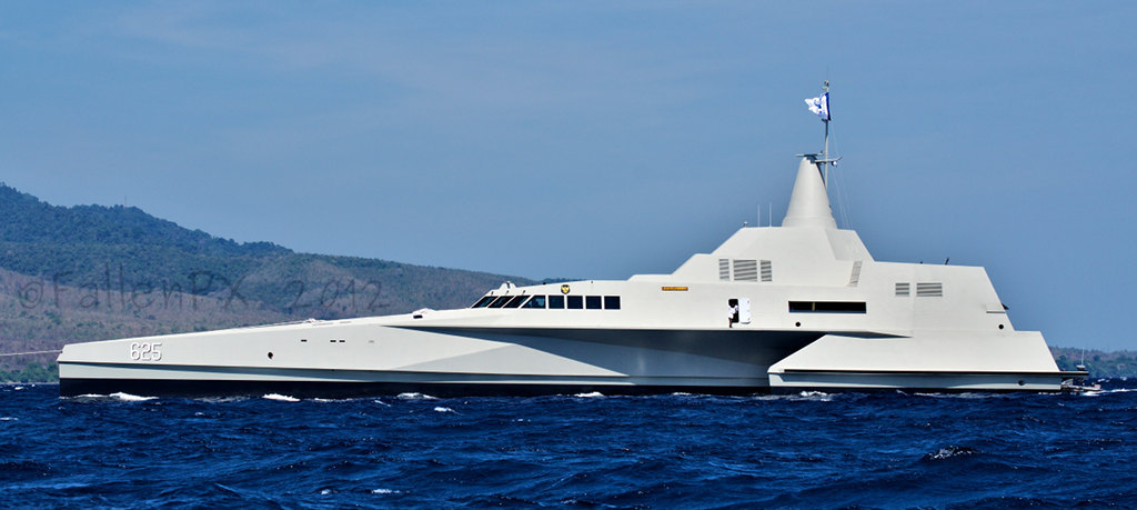 DEFENSE STUDIES: Awak Kapal Trimaran KRI Klewang-625 Dilatih