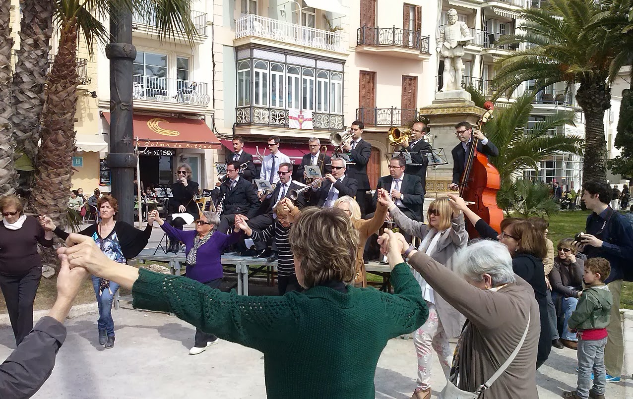 sardanesitges: NOVA BALLADA DE SARDANES AQUEST DIUMENGE AL PASSEIG