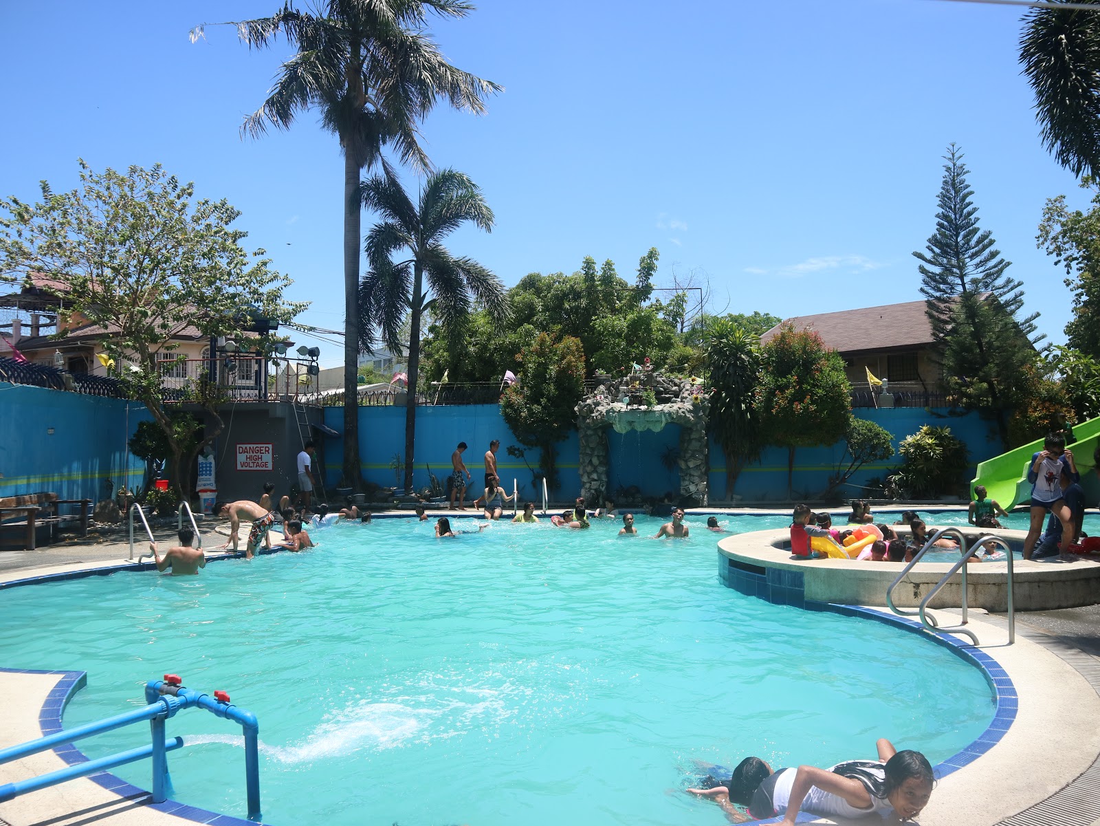 Villa Jhoana Resort Angono with Friends - IzzaGlinoFull