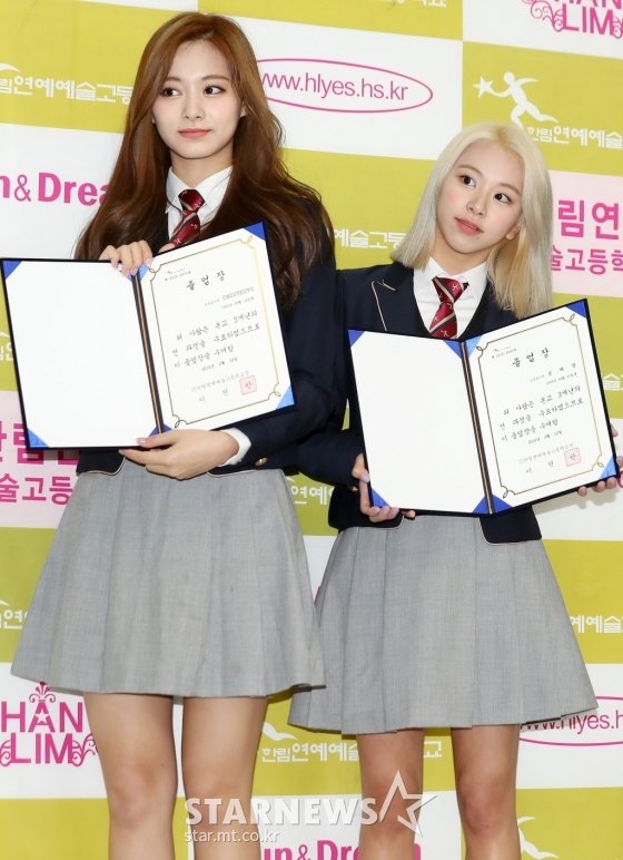 Joe's Twice Photo Blog: 190212 TWICE Tzuyu, Chaeyong High school ...