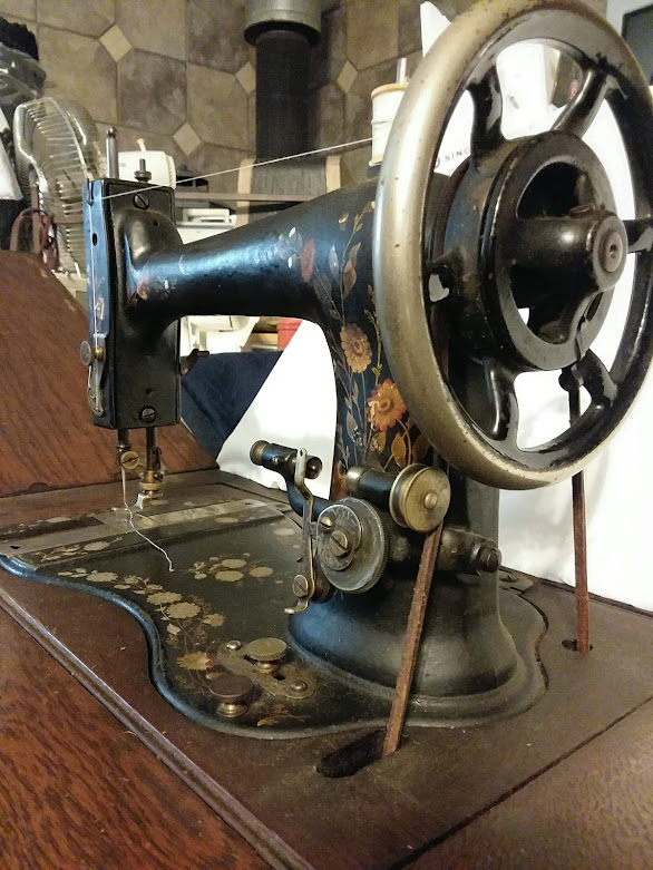 Queen Fiddle Base Vibrating Shuttle Treadle Sewing Machine by White