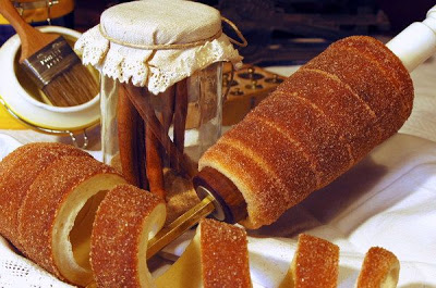 Kürtós Kalács: Y eso, ¿cómo se come? / Viajando de la mano