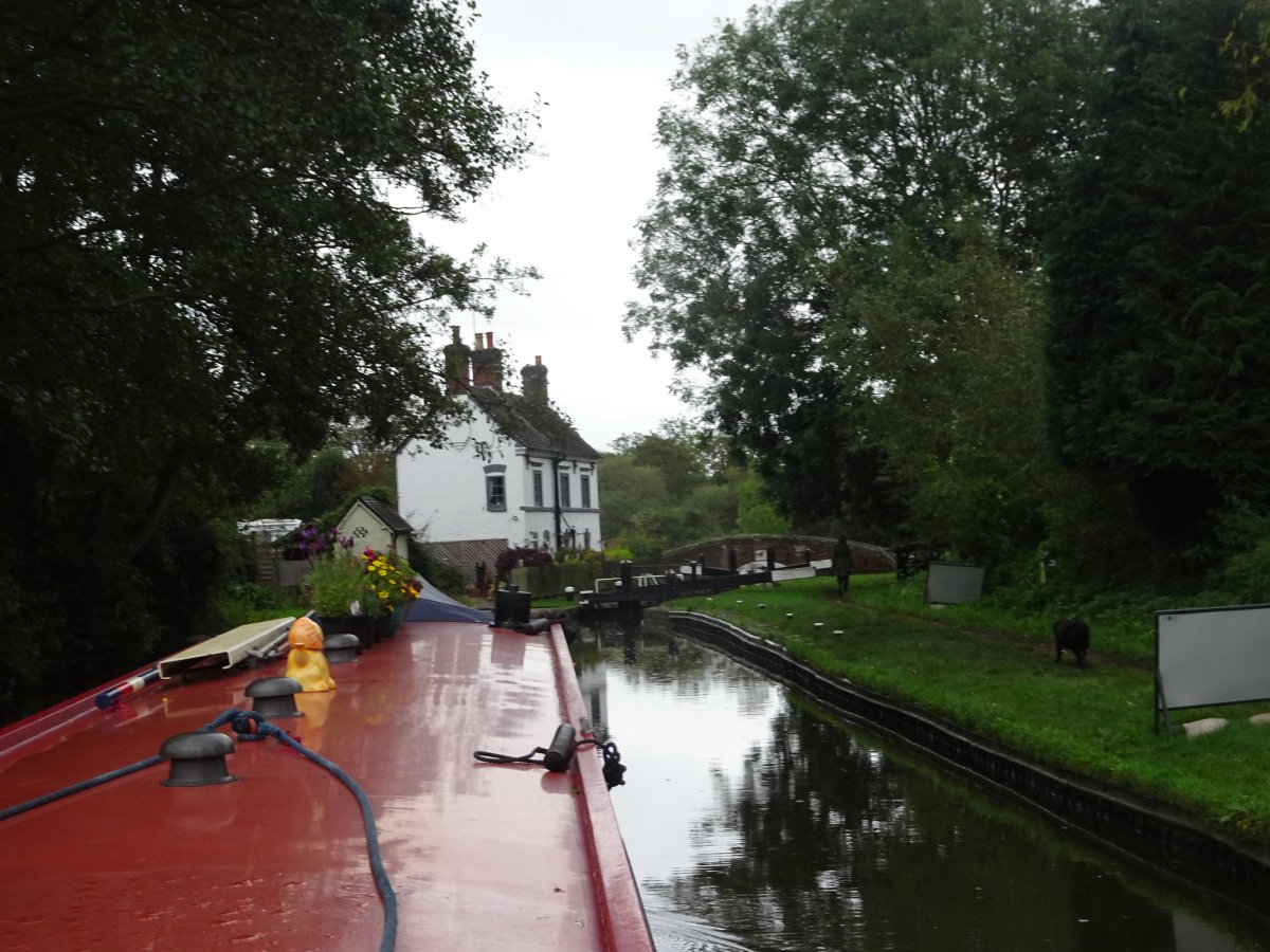 Travelling the Canals of England: Canal Cruising in the Rain!