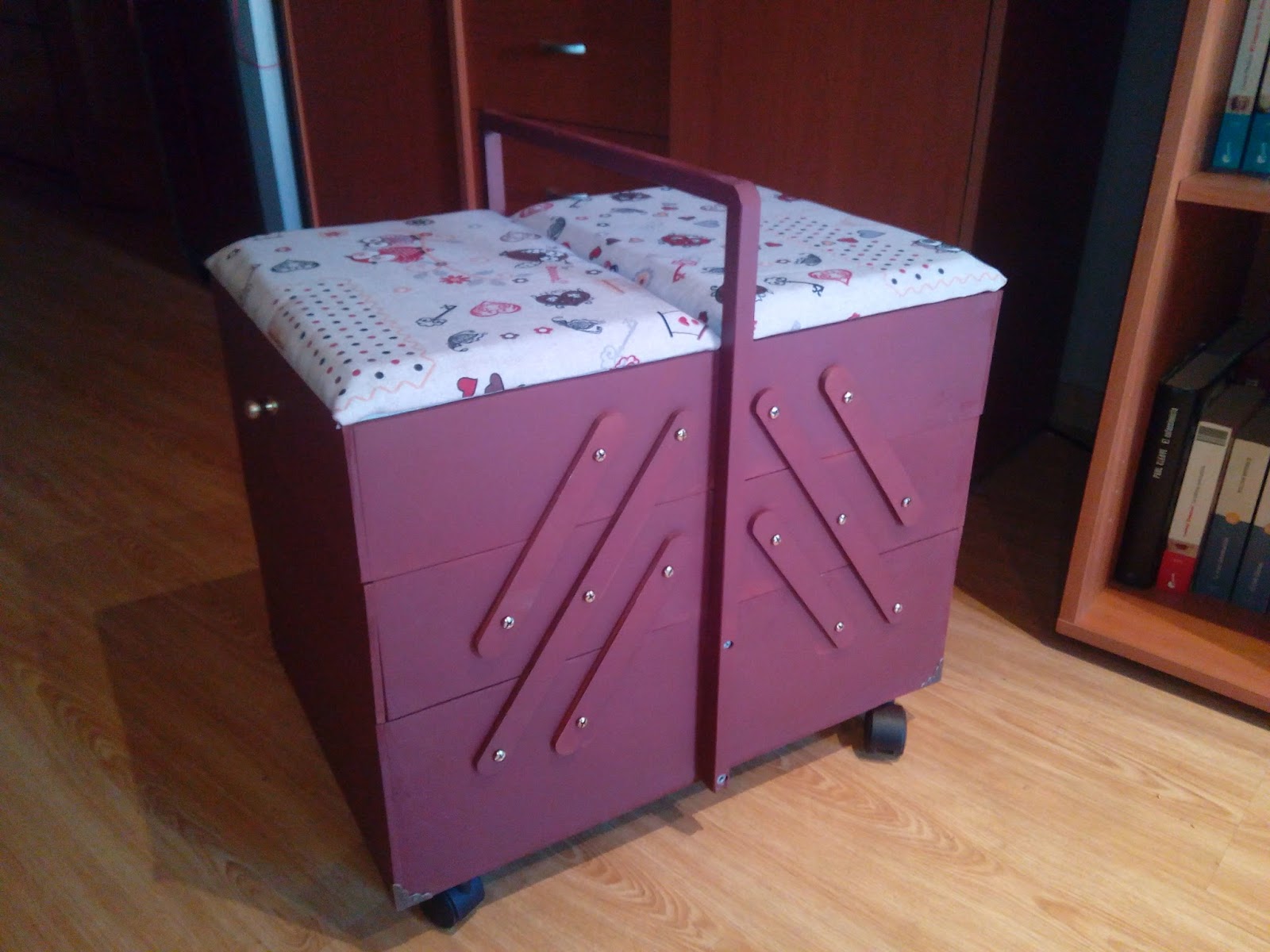 lascosasdepat: Handmade wood sewing box