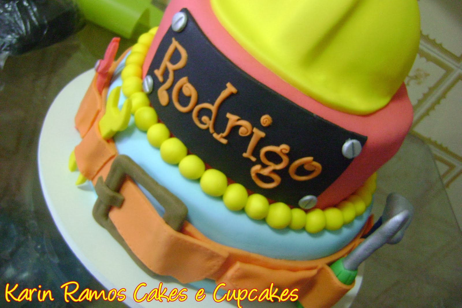 Karin Ramos Cakes e Cupcakes: Bolo Bob, o Construtor...