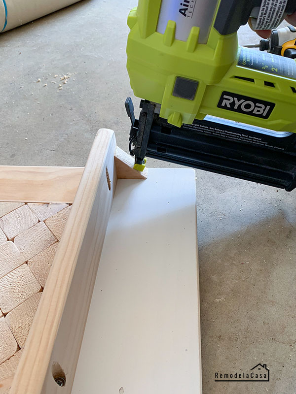 Scrap Wood DIY - Entry Coat Rack - Remodelando la Casa