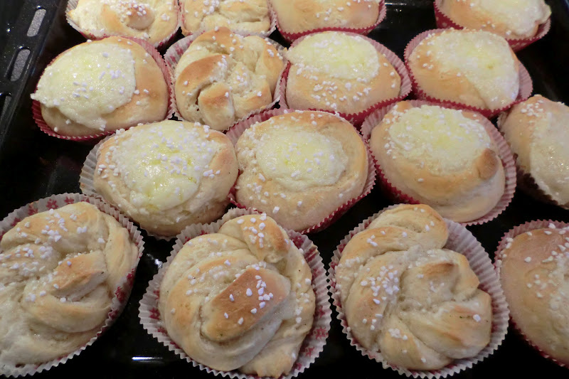 Livet på Backastrand !: Vetebullar med krämfyllning