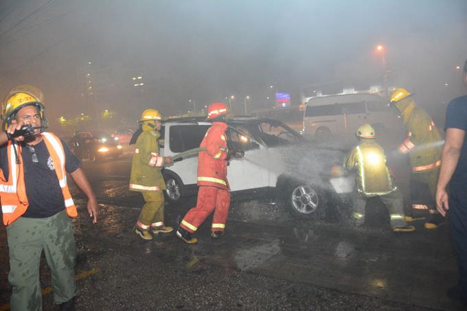 Se incendia Yipeta Ford Explorer en 27 de Febrero – El Granero del Sur