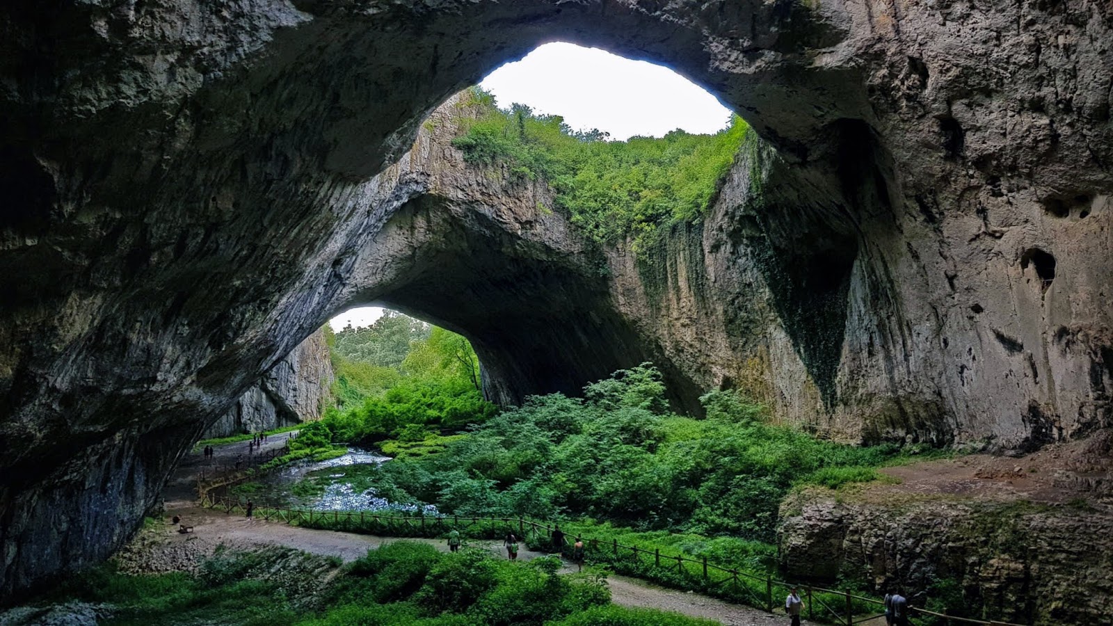 Peștera Devetashka - Drumeție de weekend în Bulgaria - PeMeleaguri.ro