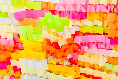 Designaholic | Estructuras neon con 30,000 Post-Its