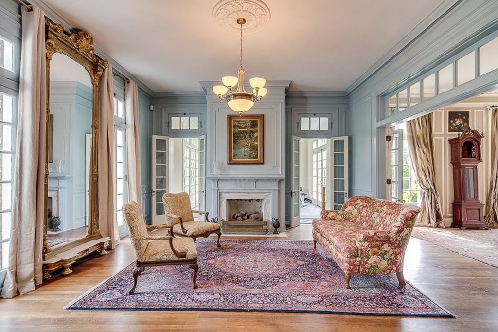 Sweet House Dreams: Clanlo Hall, 1853 Brick Colonial in Memphis, Tennessee