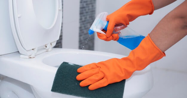 Seberapa Sering Anda Harus Membersihkan Toilet