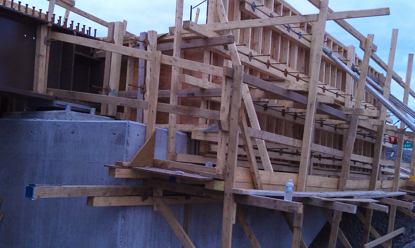 Overbrook Ottawa Newsblog: How to built a cantilevered exit ramp