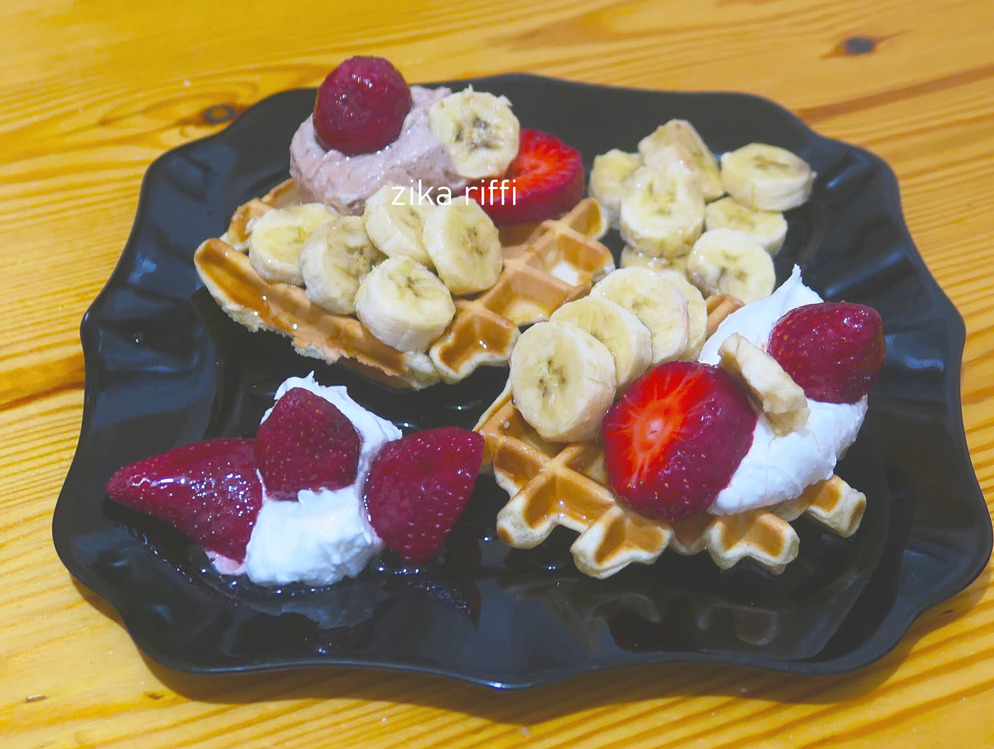GAUFRES AUX FRUITS-BANANES-FRAISES ET CHANTILLY AU MIEL