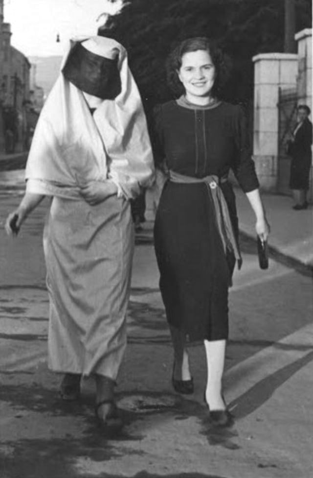 25 Eerie Vintage Photographs Capture Muslim Women Wearing Dark Face ...