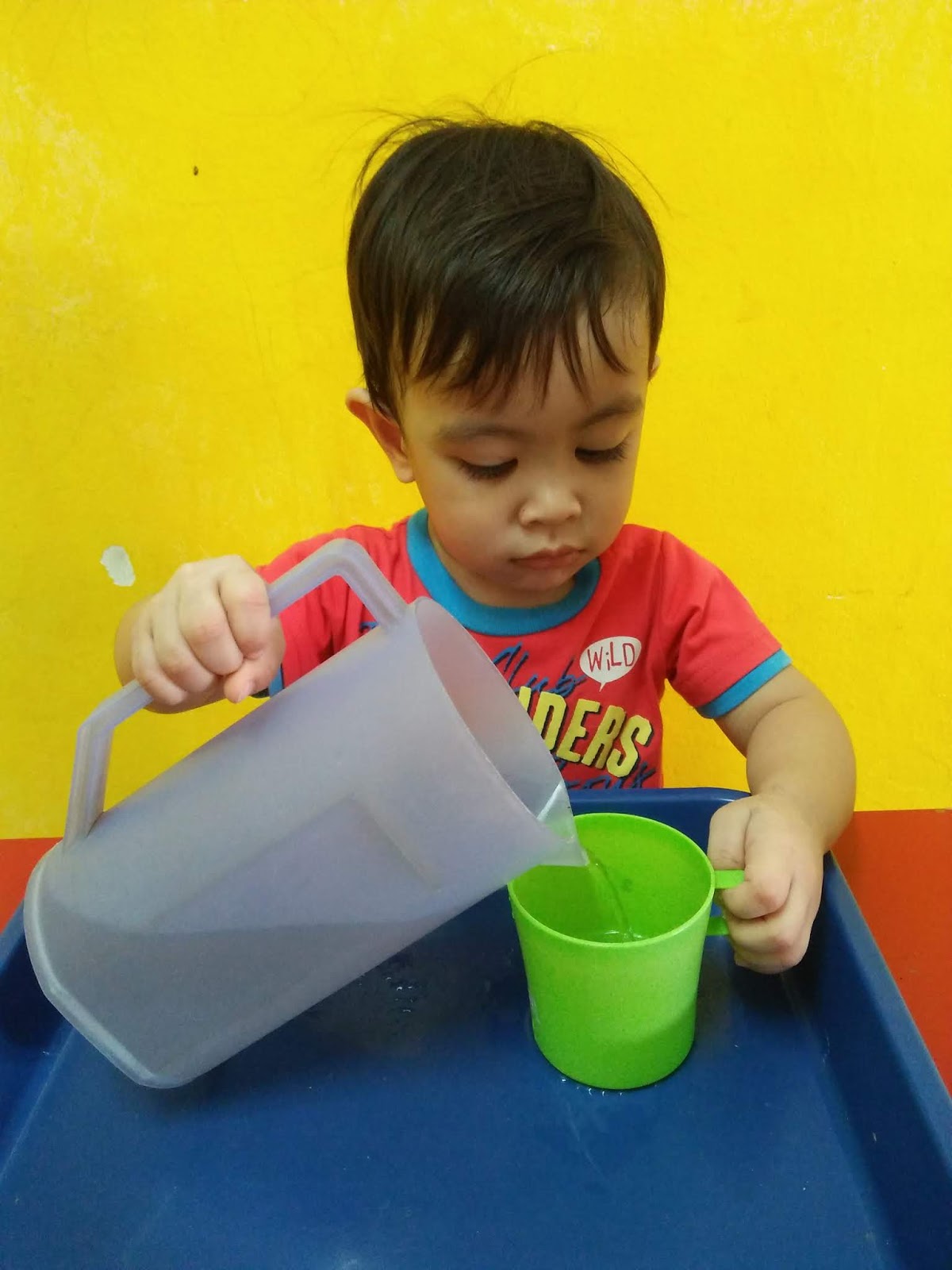 Taska Ummi Ida: Aktiviti 3 Tahun : Aktiviti Menuang Air Ke Dalam Cawan