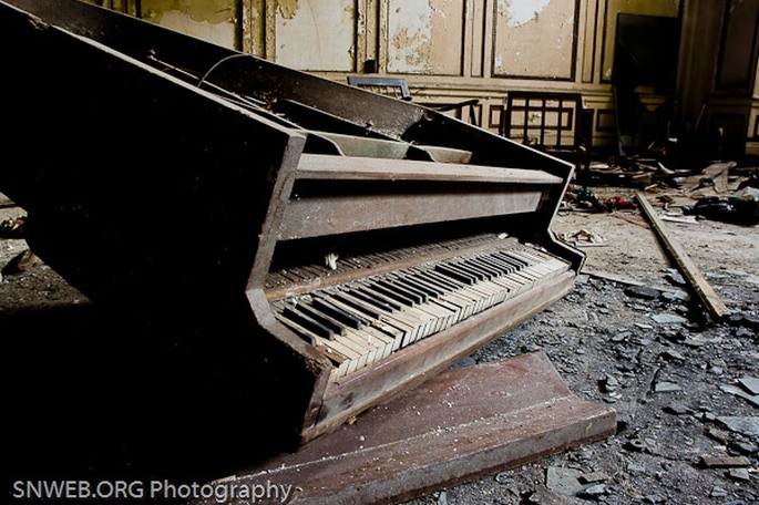 Dailyabandoned.com - abandoned places, urban exploration: Broken piano ...