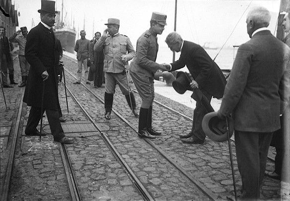 Rei D. Manuel II a ser cumprimentado - A Monarquia Portuguesa