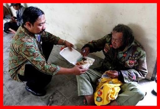 KEAJAIBAN MEMBERI MAKAN ORANG GILA | Catatan Ian