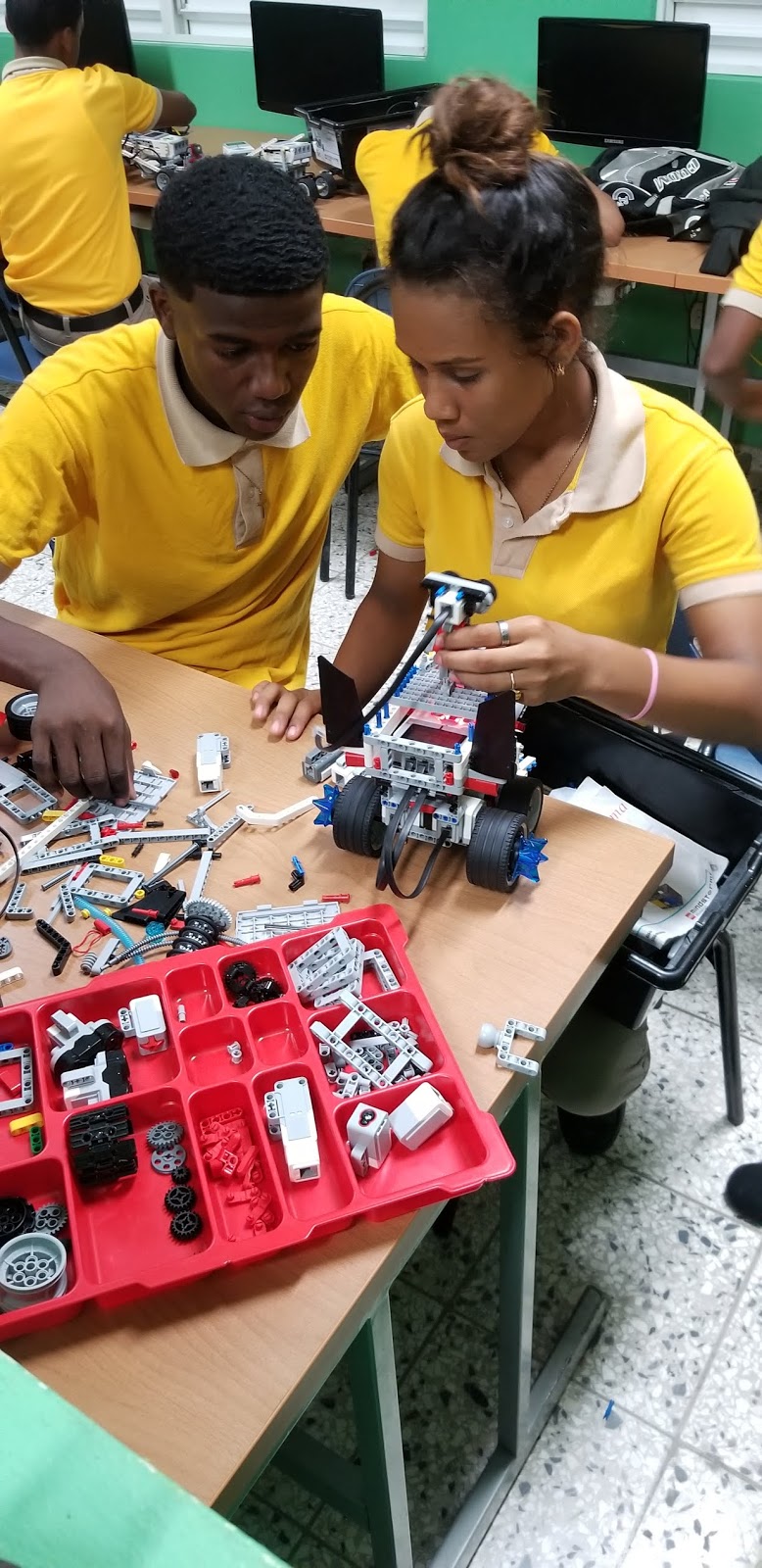Educación con las TICs: Construyendo y Armando Robots