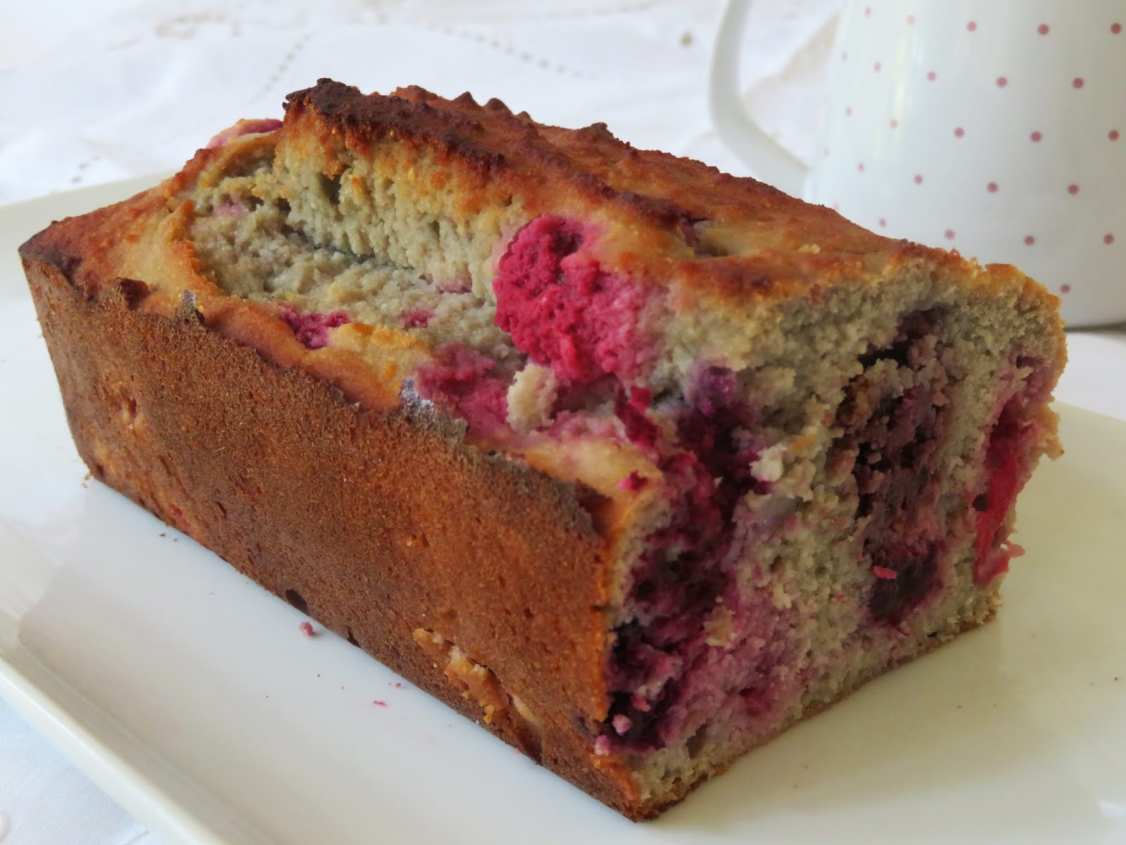 Cake aux fruits rouges et à la farine de noix de coco - Ma petite ...